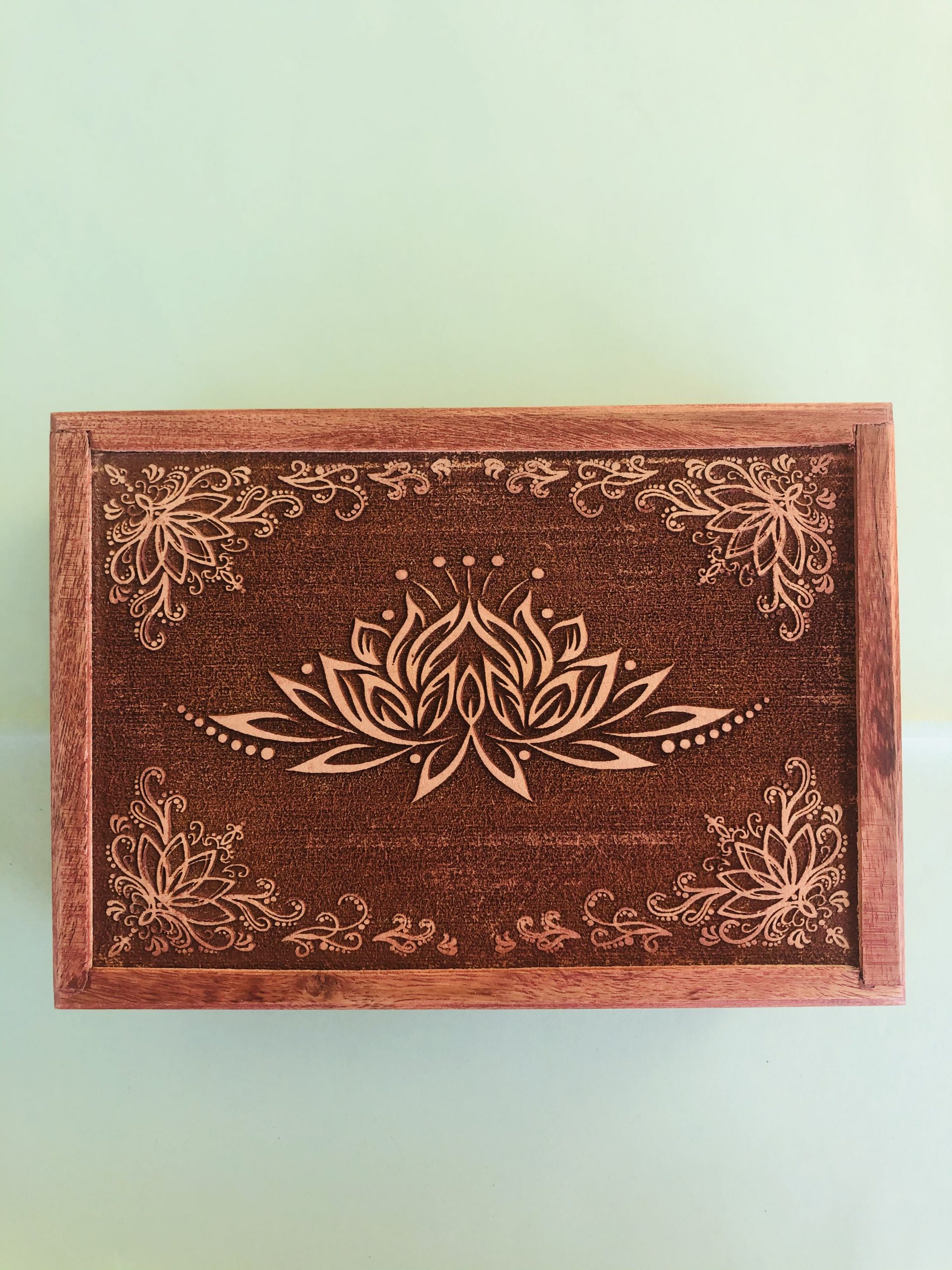 Coffret Lotus, en bois sculpté - La Porte des Secrets