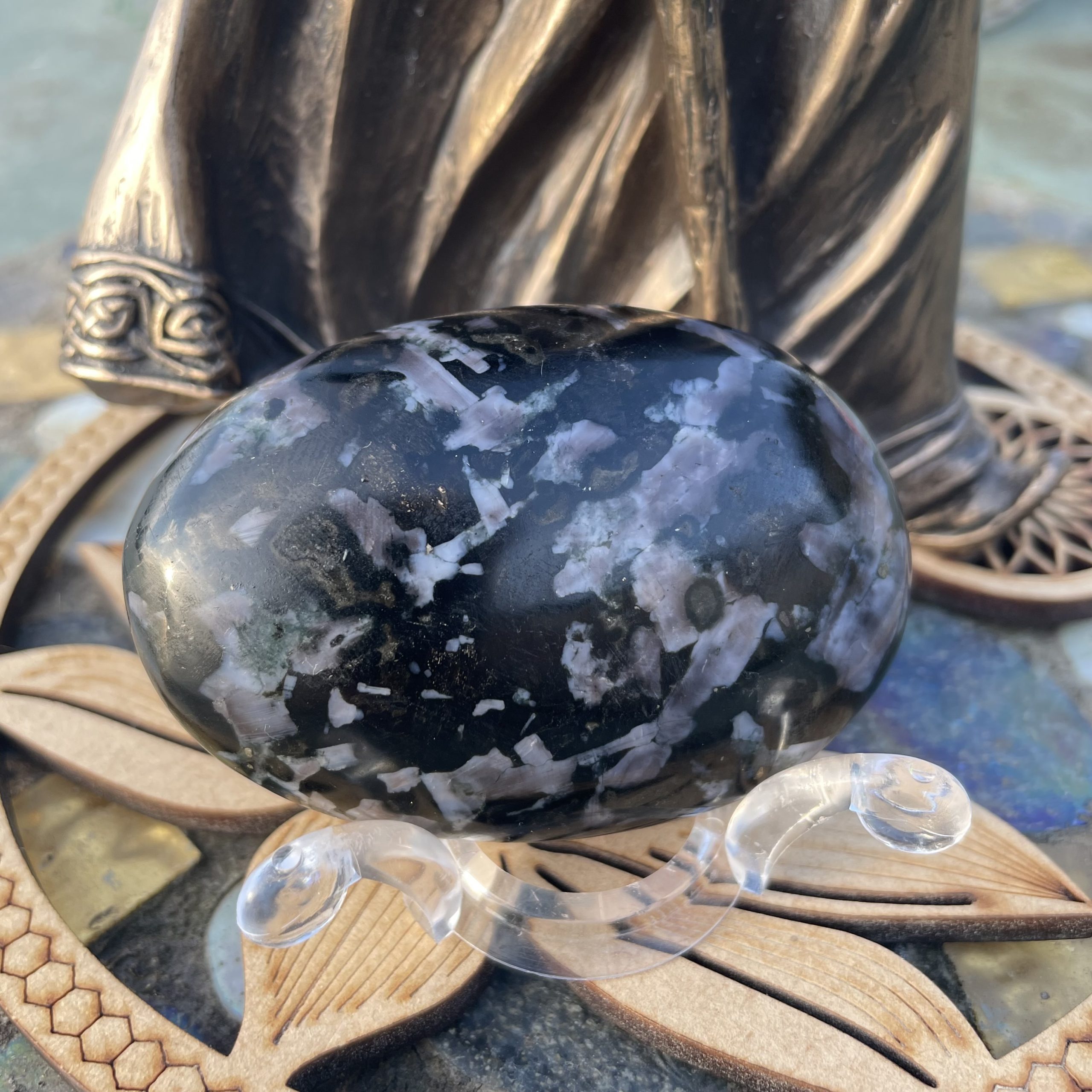 Merlinite (pierre de Merlin l'Enchanteur), galet ovale 8cm - La Porte ...