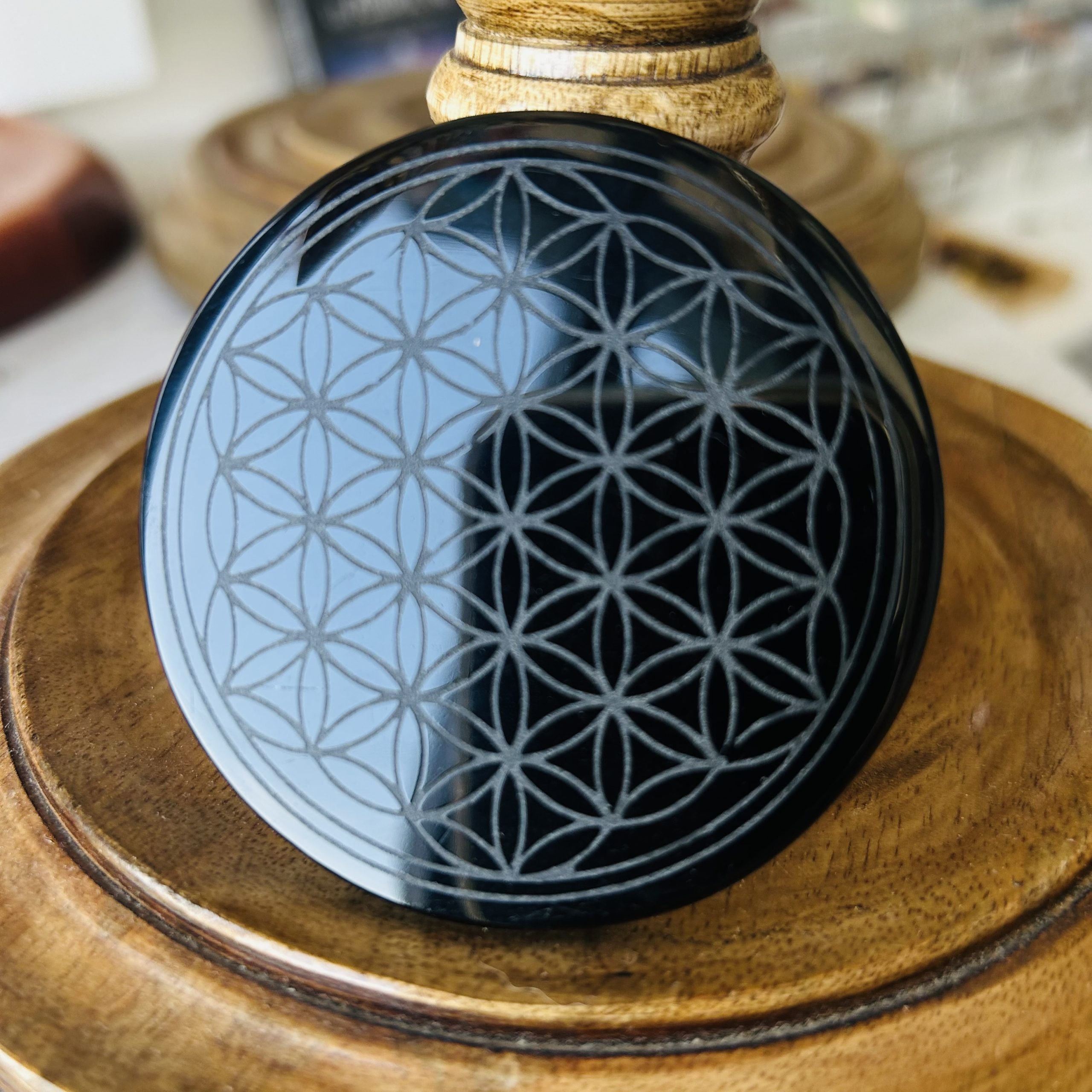 Miroir Obsidienne noire gravée Fleur de vie - 7cm - La Porte des Secrets