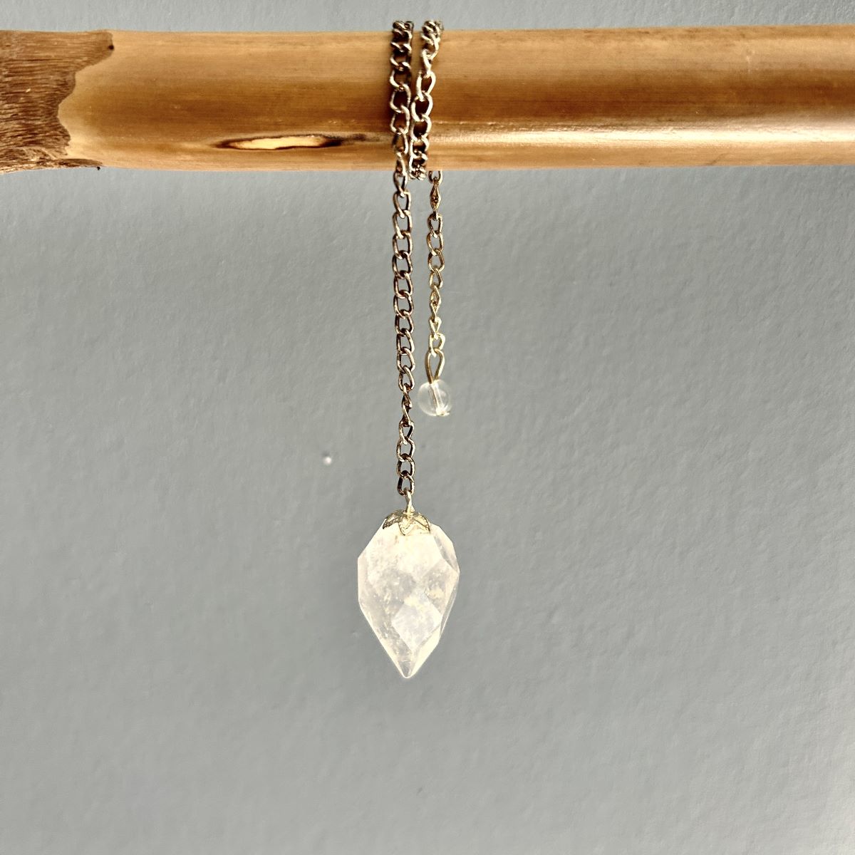 Pendule goute quartz à âme entièrement facetté 2 cm - La Porte des Secrets