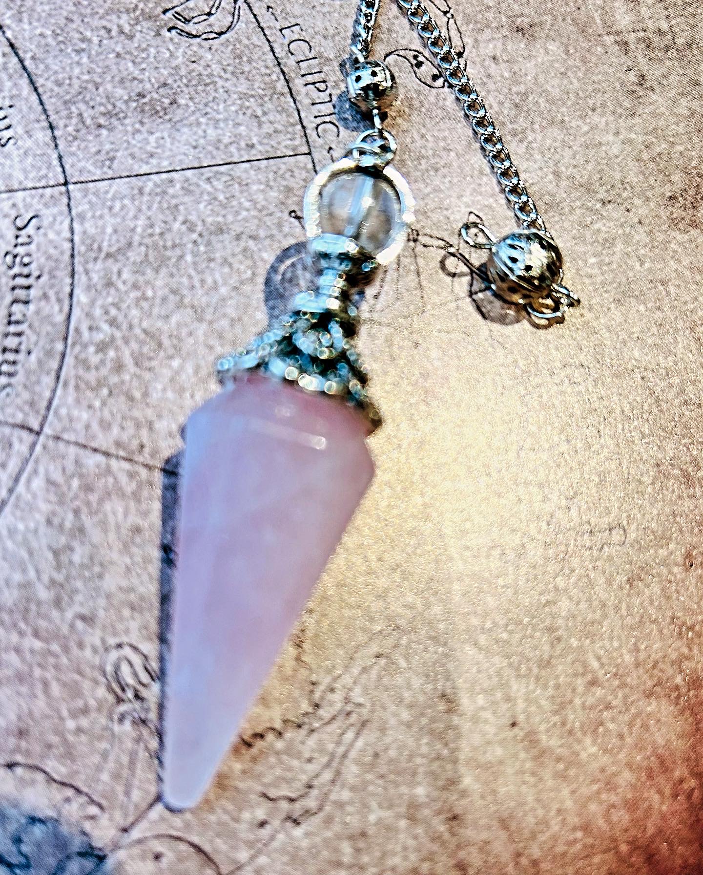 Pendule conique Quartz Rose boule quartz dentelle en métal argenté - La ...