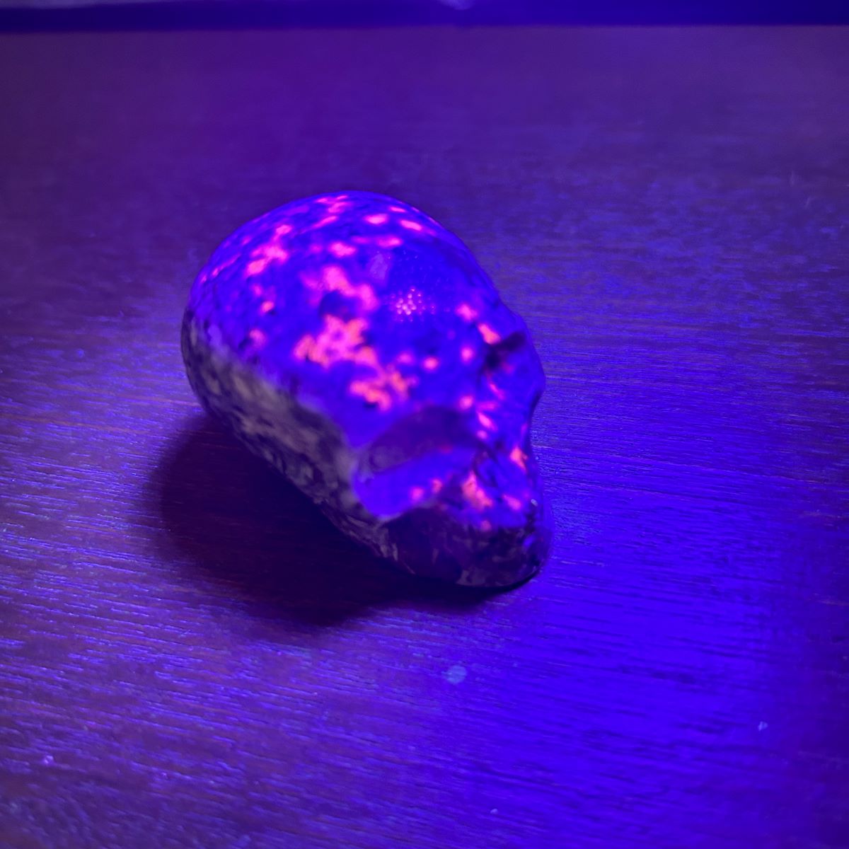 Crâne en Yooperlite (pierre de feu) 6 cm - pierre unique dans le monde ...