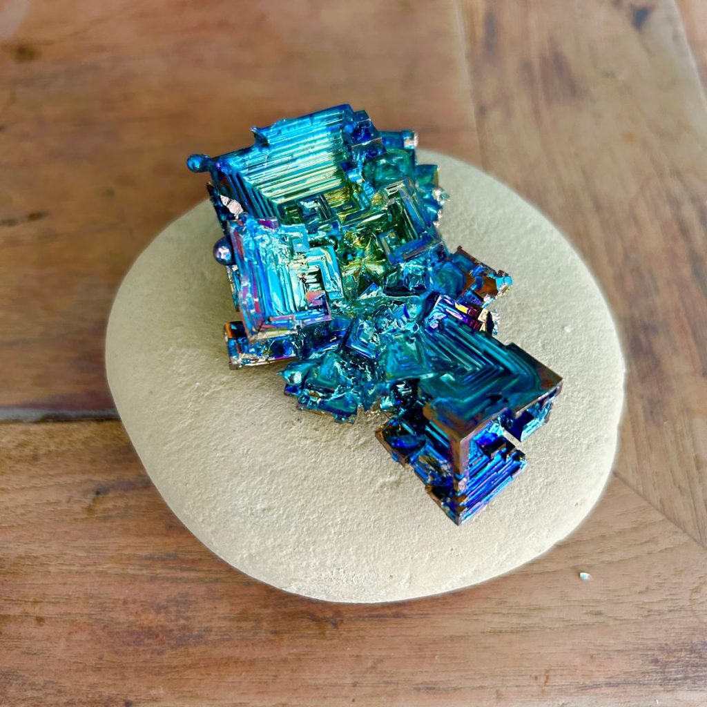 Bismuth de Bolivie rare - pièce unique 7.7 cm - 0.121kg - La Porte des Secrets