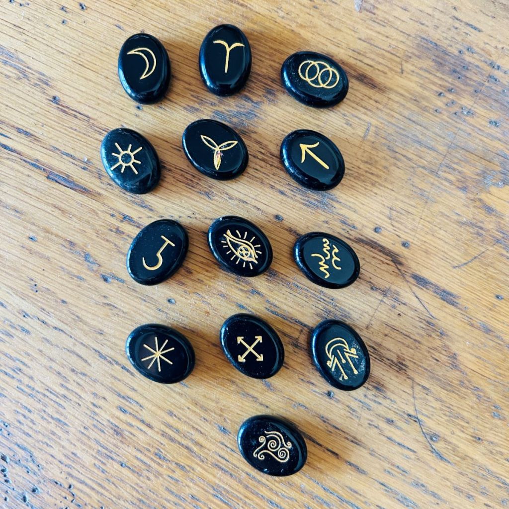 Runes Sorcière (Wicca) en Obsidienne noire - La Porte des Secrets