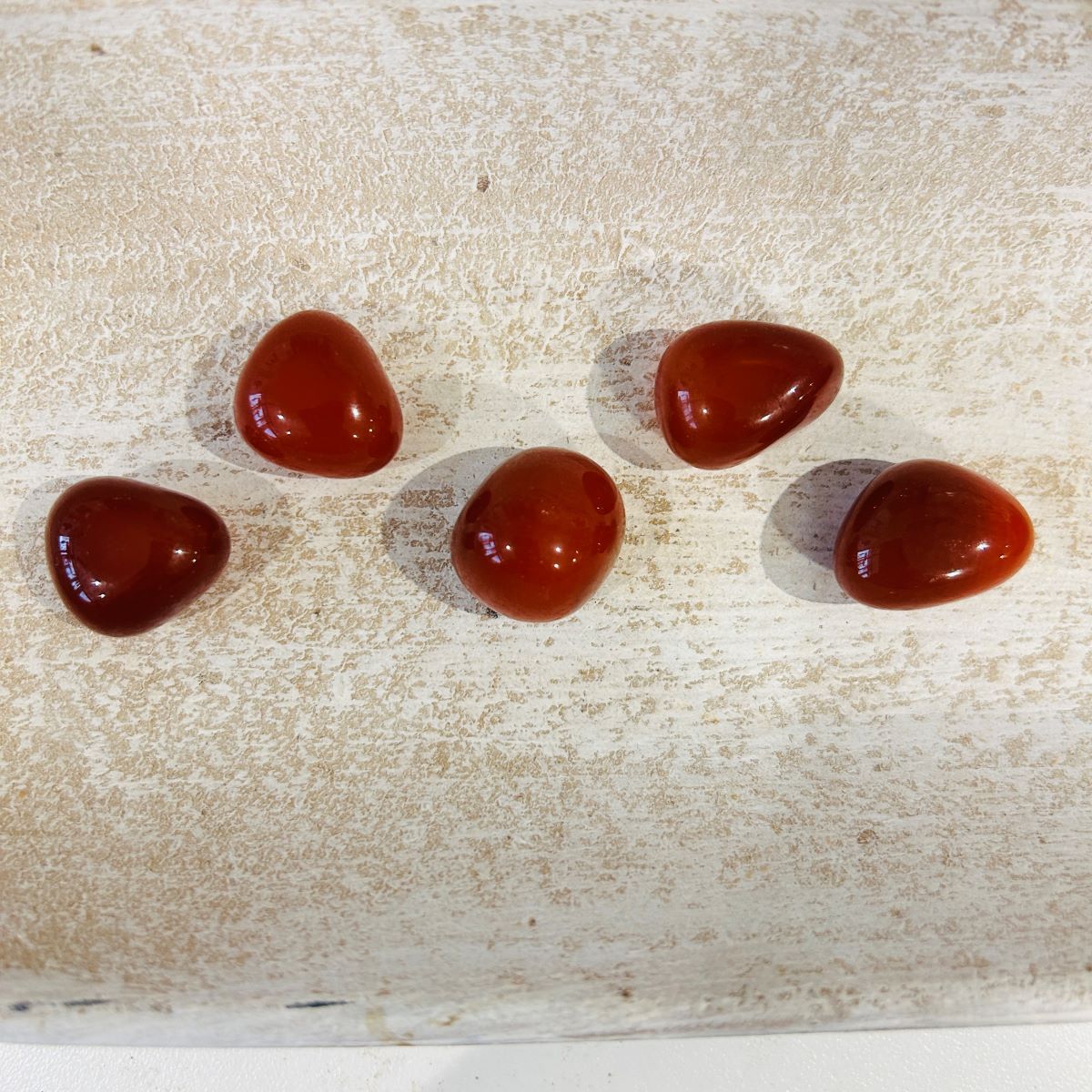 cornaline naturelle rouge - pierre roulée boule - La Porte des Secrets