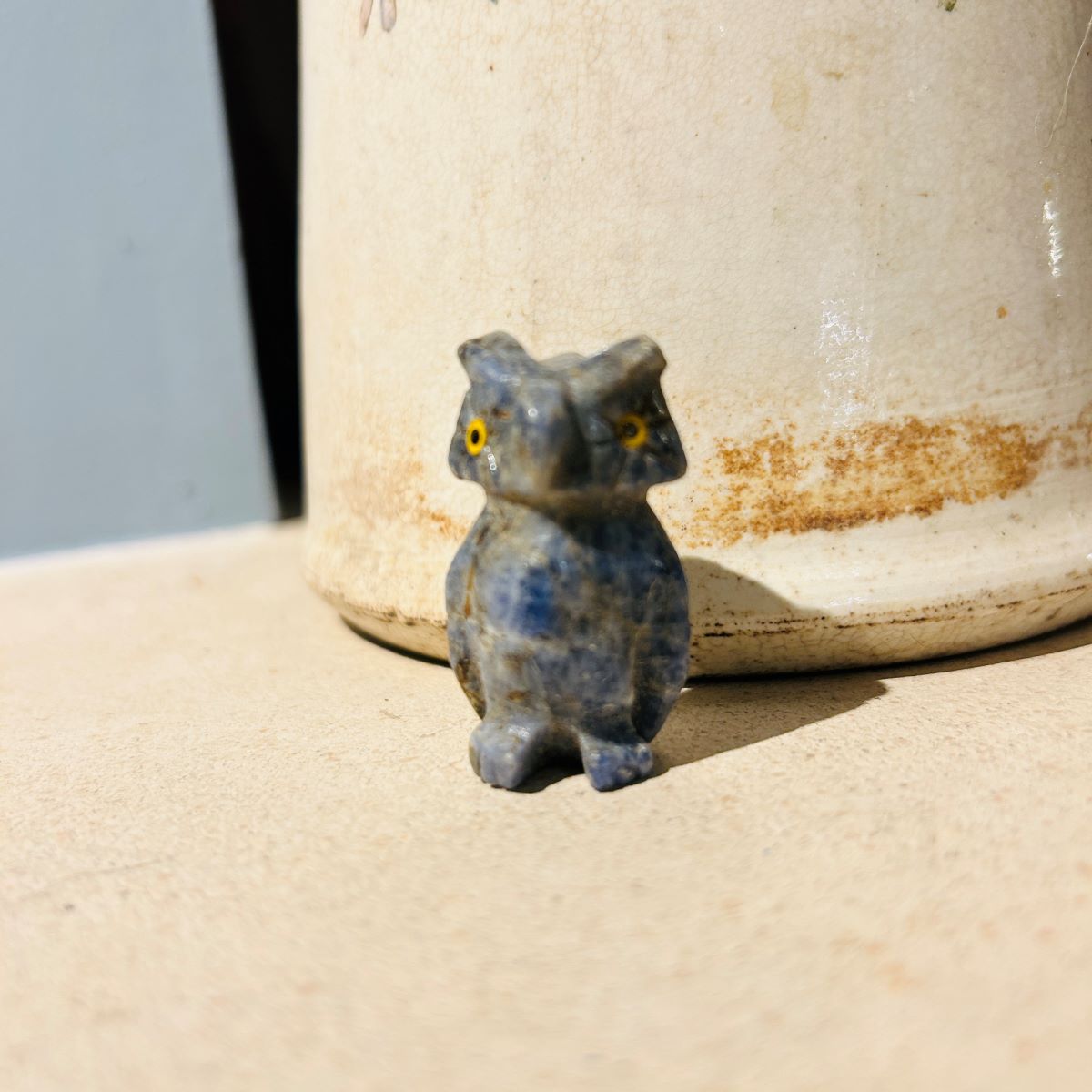 Chouette sculpture en Sodalite naturelle - La Porte des Secrets